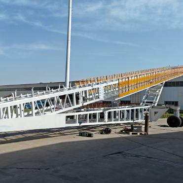China Mobile Crawler Ship Loader Conveyor For Bulk Material Port Loading Unloading Conveyor for sale
