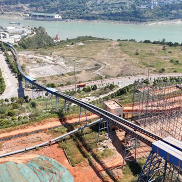 China Pipe Belt Conveyor Enclosed Dust-Free Bulk Material Handling for Mining & Cement for sale