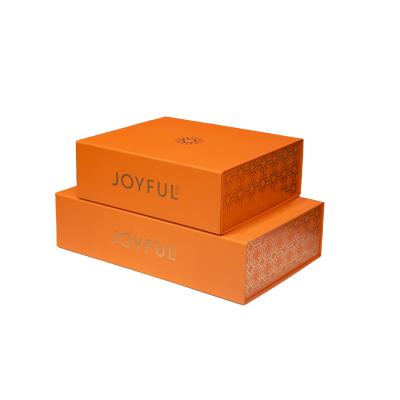 중국 견고한 마그네틱 선물 상자 포장 엠보싱 로고 접이식 소규모 사업용 판매용