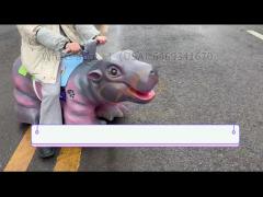 Animatronische elektrische dinosaurus rijdt op scooter naar winkelcentrum