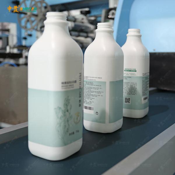 Machine à étiquettes de bouteille automatique pour les bouteilles aplaties aux pôles rondes de place