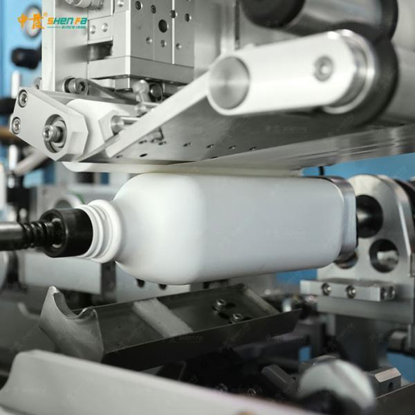 Machine à étiquettes de bouteille automatique pour les bouteilles aplaties aux pôles rondes de place