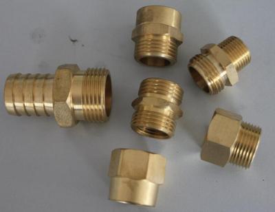 El CNC de Customizd trabajó a máquina los conectores de cobre amarillo, hechos en fabricante del profesional de China