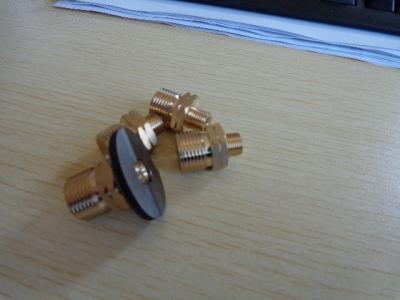 China Procesando aduana toda clase de instalación de tuberías, CODO, CNC que trabaja a máquina, colocación de cobre amarillo, hecha en fabricante del profesional de China en venta