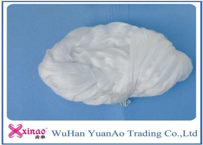 China Ruw Wit Strenggaren 20/3 Polyesterring Gesponnen Garen voor Naaiende Draad Te koop