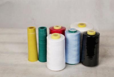 China 402 503 603 het Plastic Gesponnen Polyester Verdraaide Garen van de Buisring Gesponnen Polyester Garen Te koop