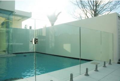 China R2 Corner Pool Fencing Glass Panel Thermal Stability Withstand 250℃ for sale