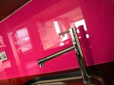 China Red Painted Glass Backsplash Toughened Custom Pattern Heat Resistance for sale