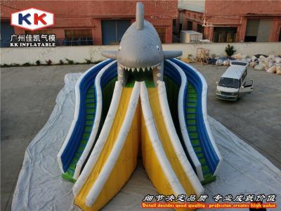 Cina Fuori dell'acquascivolo gonfiabile del cortile del castello per l'annuncio pubblicitario in vendita