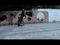 Un mini motociclo nudo di 3 silenziatori con il metro di Digital e le luci principali