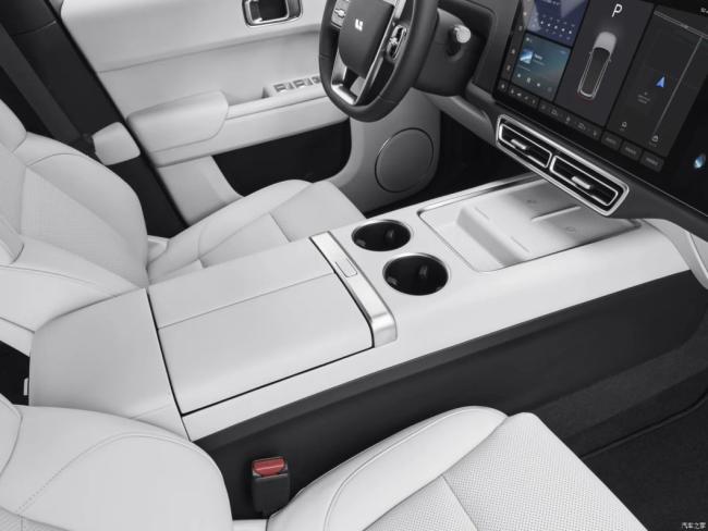 Li Auto L7 Air 5-Seats 2023 1.5t 40.9kwh 4WD Cltc-1315km Reev Midsize to Full-Size SUV