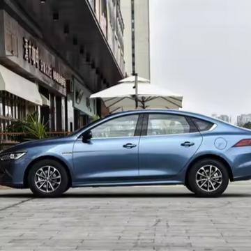 中国 2024 Byd Qin Plus Dm-I Honor 55km E-CVTギアボックス付き最先端エンジンプラグインハイブリッドカー 販売のため