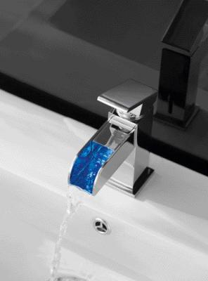 Cina Rubinetto per lavabo a cascata Luce a LED Fornitura di acqua calda e fredda in vendita