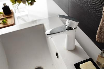 Cina Rubinetto per lavabo da bagno moderno Ottone mezzo cromato mezzo bianco in vendita