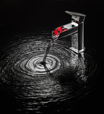 China Cubierto de agua del fregadero Monte de grifo de cubierta de sola palanca Cascada de la cuenca mezclador de grifo LED de un solo agujero cromo en venta