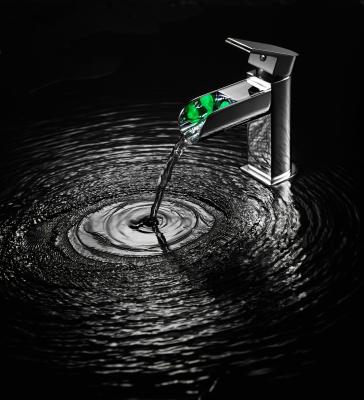China Cubierto de agua del fregadero Monte de grifo de cubierta de sola palanca Cascada de la cuenca mezclador de grifo LED de un solo agujero cromo en venta