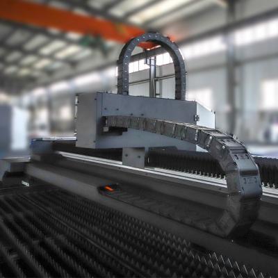 Cina 1KW 1.5KW macchina di taglio laser a fibra di carbonio a foglio di metallo in acciaio inossidabile raffreddata ad acqua in vendita