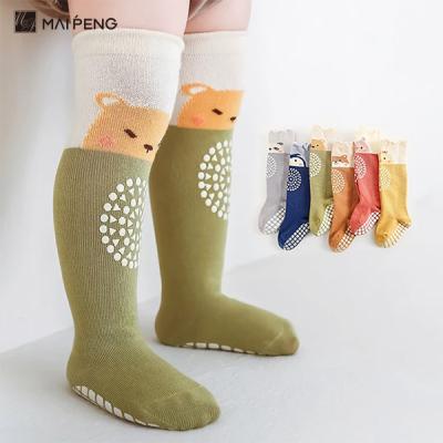 Cina Carino disegno di animazione modello personalizzato calzini alti al ginocchio cotone non scivoloso calze per bambini in vendita