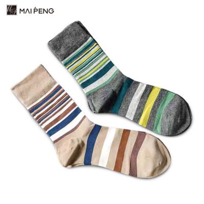 China Meerdere kleuren gestreepte bemanning gekamd katoenen sokken trendy en tijdloze mannen sokken Te koop