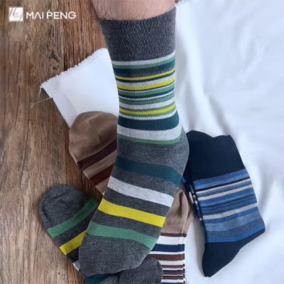 China Meerdere kleuren gestreepte bemanning gekamd katoenen sokken trendy en tijdloze mannen sokken Te koop