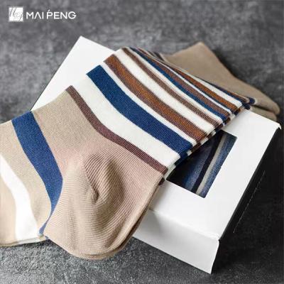 China Meerdere kleuren gestreepte bemanning gekamd katoenen sokken trendy en tijdloze mannen sokken Te koop