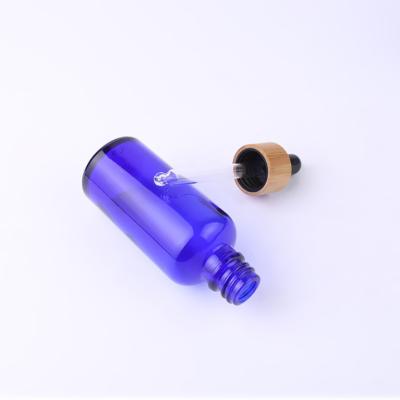 Cina 10 ml di vetro di olio essenziale blu del cobalto imbottigliano i coperchi di bambù del contagoccia della pipetta dell'olio dell'occhio in vendita