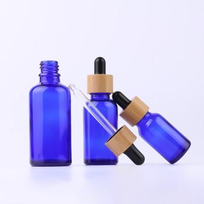 Cina 10 ml di vetro di olio essenziale blu del cobalto imbottigliano i coperchi di bambù del contagoccia della pipetta dell'olio dell'occhio in vendita