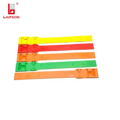 Cina TPU Medium Size Sheep Tag With Laser Printing Number Cattle Goat Neck Collar For Livestock in vendita