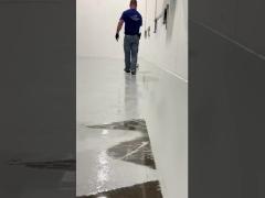 Zelfnivellerende epoxy kan worden gefabriceerd of bekleed met antisslipadditieven