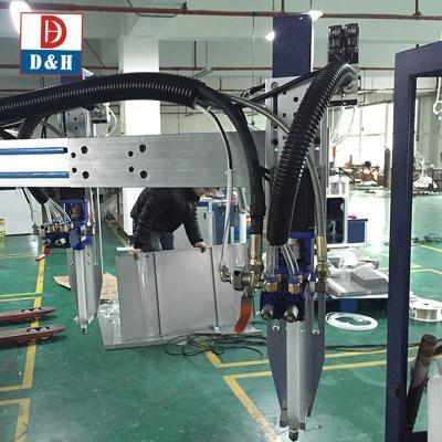 中国 手持ちの粘着銃 2k ミキサー 自動給餌とオプションの自動清掃 販売のため
