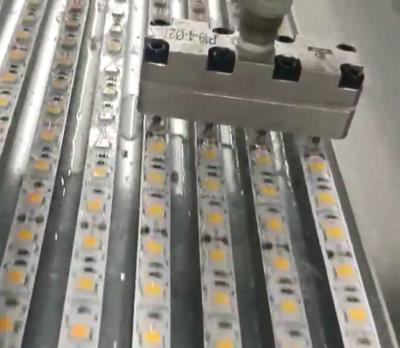 China Máquinas de colagem totalmente automáticas para distribuição de cola de tira LED na indústria electrónica à venda