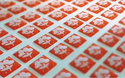 Cina Materiale di imballaggio in plastica Doming Applicando la macchina di resina epossidica per la produzione di adesivi in vendita