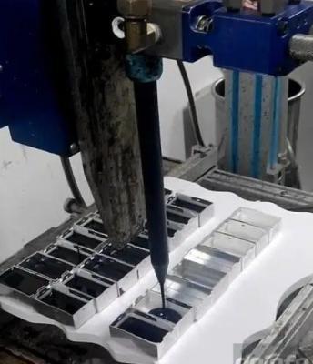 中国 ダイナミックと静的混合 ABタンクアギタータ エポキシ催化剤のための自動接着剤配送機 販売のため