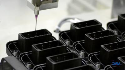 Cina 700x700x100 Vertical Potting 2K Machine di riempimento e spruzzatura di colla con 4 1 Ab ratio in vendita