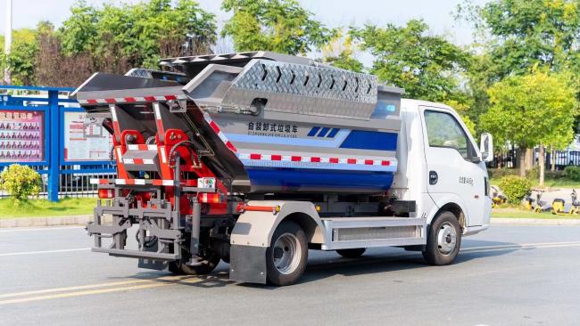 Garbage truck loading mechanism