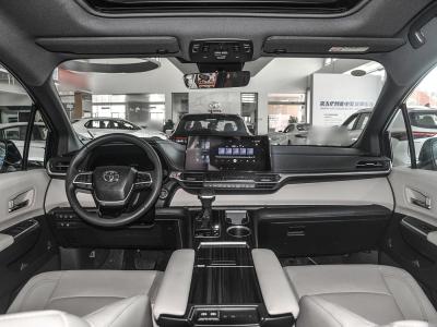 Cina Toyota INNOVA Auto a mano sinistra Mini In vendita Europa Auto ibride e a benzina in vendita