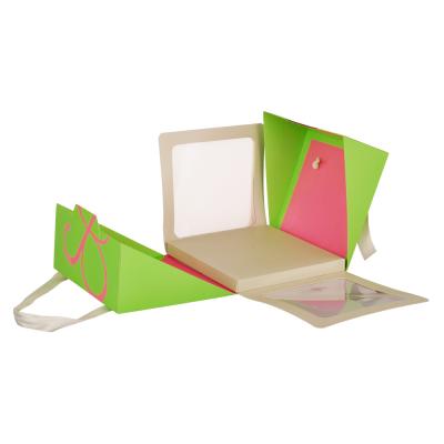 Cina Contenitore d'imballaggio di dolce di Libro Verde con la maniglia di plastica del nastro della finestra in vendita
