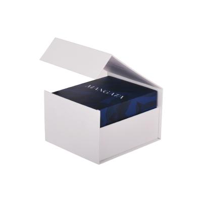 Cina White Foldable Magnetic Flip Cover Rigid Paper Gift Box Packaging Candle in vendita