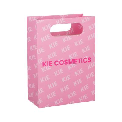 Cina Sacchetti di carta rosa riciclabili imballaggio cosmetico regalo con maniglia di taglio a stampo in vendita
