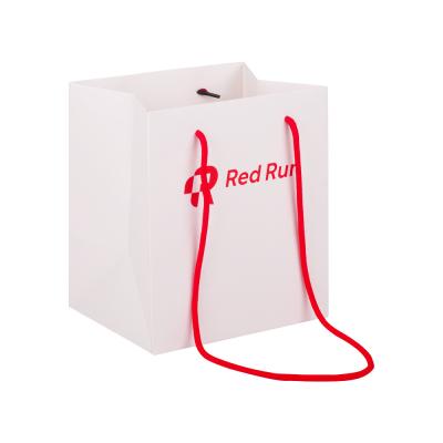 Cina Square Bottom White Paper Bags Gift Flower Packaging Cotton Rope Handle in vendita