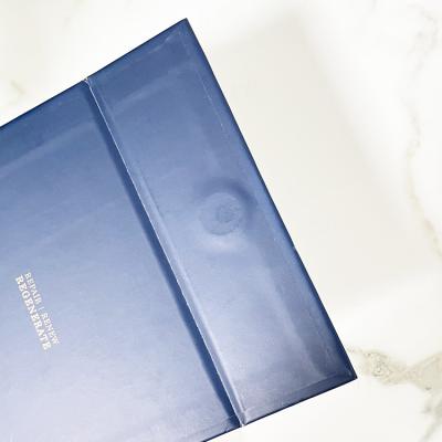 Cina Logo personalizzato stampato rigido cartone nero chiusura magnetica abbigliamento scatola regalo scatola di abbigliamento personalizzato scatola di imballaggio di abbigliamento in vendita