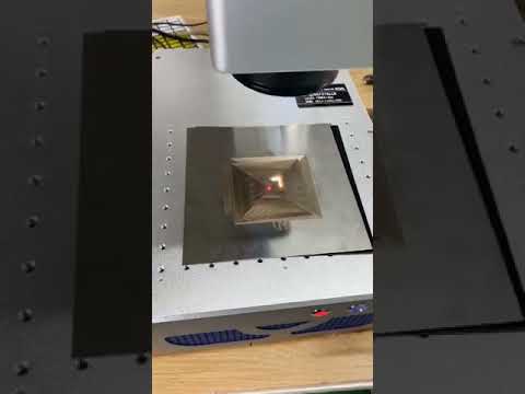 最良の品質の30Wのミニマークマシンを使って手紙を書く