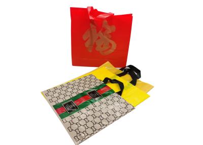 China Bauscht sich rote HDPE Chinas/LLDPE Plastikboutique mit weichem Schleifen-Griff zu verkaufen