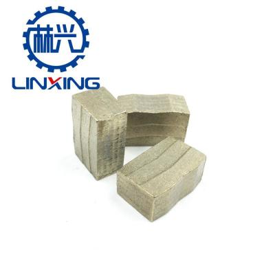 中国 2000mm Sintering 24*9.8/10.6*15 ダイヤモンドブレージングセグメント グランイトの切断と強化 コンクリートのドリルビットシャープ制作マシン 販売のため