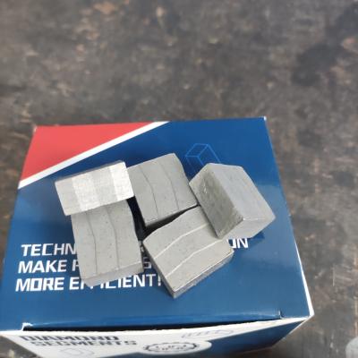 Cina Supporto personalizzato ODM 2000mm Segmento di pietra da taglio per la lamina a forma di M Granito Diamante Strumento in vendita