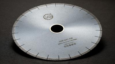 Cina Disco di taglio di diamanti personalizzato da 350 mm per utensili di taglio di piastrelle di quarzito a taglio freddo in vendita