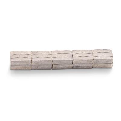 Cina Segmento di diamanti in granito di forma M resistente da 24*7,6/8,4*15 mm per lama multi-cutter da 6,5 mm in vendita
