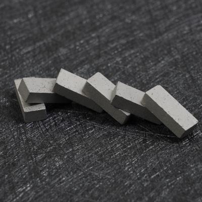 中国 マルブルと柔らかい花岩ブロックの切断のためのガングソーマシンのためのダイヤモンドセグメントブレード 販売のため