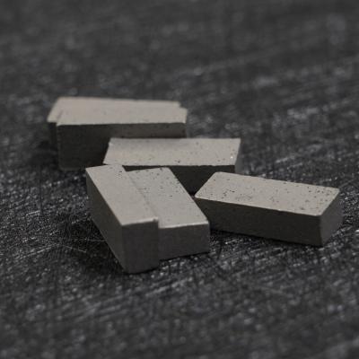 中国 マルブルと柔らかい花岩ブロックの切断のためのガングソーマシンのためのダイヤモンドセグメントブレード 販売のため