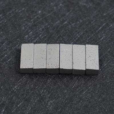 中国 マルブルと柔らかい花岩ブロックの切断のためのガングソーマシンのためのダイヤモンドセグメントブレード 販売のため